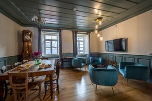 Um frigorífico/congelador grande, um micro-ondas, um forno 