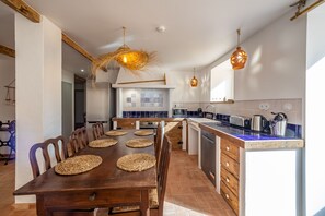 Apartamento Design | Cozinha privada | Um frigorífico/congelador grande, um micro-ondas, um forno 