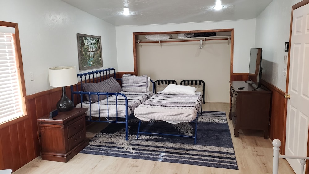 Comfy Spacious Home, Minutes To Beaches, King Bed, Sleeps 9, Wifi, Dog Friendly - Brookings, OR