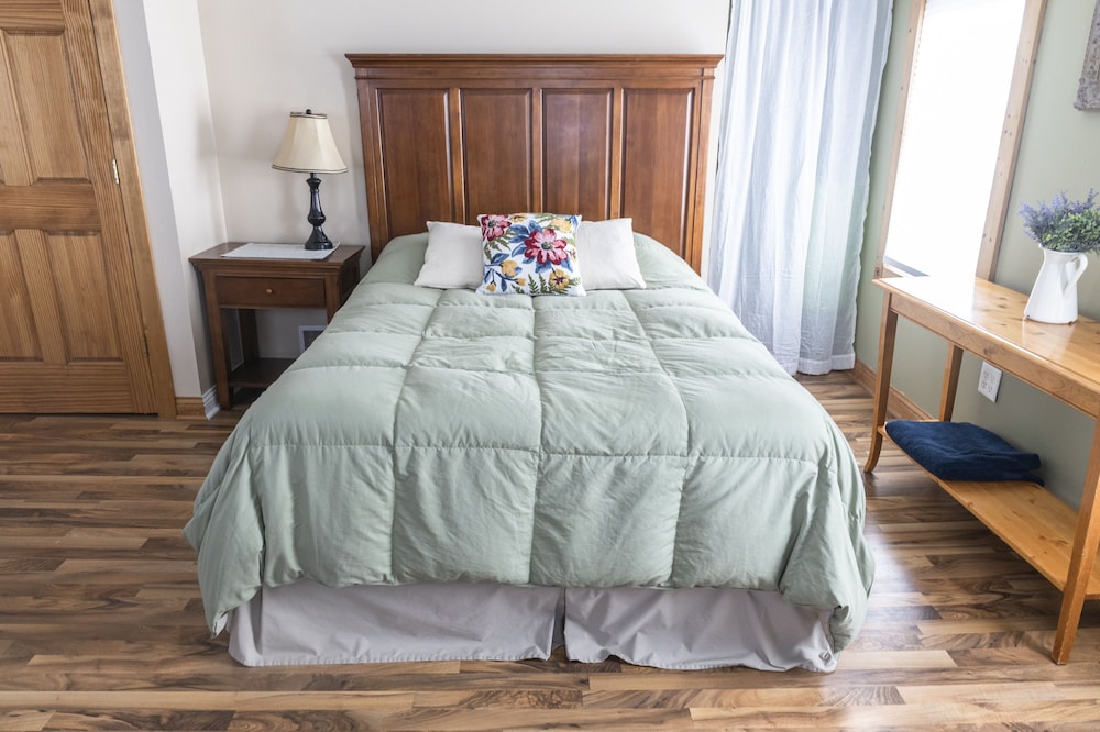 Newly Remodeled, Private, Sunny Downtown Apartment; Near Restaurants & Shopping. - Wisconsin