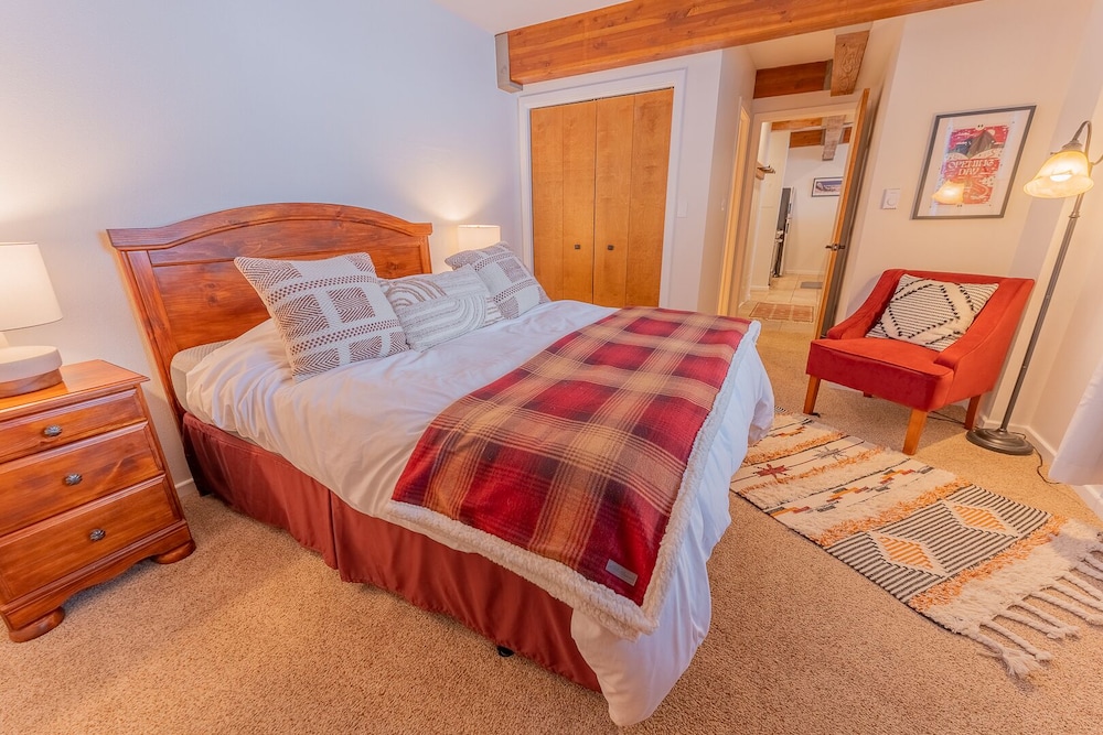 Walk To Slopes, Hot Tub, Parking, Cozy, Convenient, Family Fun! Free Shuttle! - Crested Butte, CO