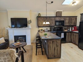 Quarto real, para não fumantes, vista para a cidade | Cozinha privada | Micro-ondas, cafeteira/chaleira, torradeira, mesas de jantar