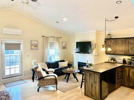 Quarto real, para não fumantes, vista para a cidade | Área de estar | TV de tela plana 40 polegadas com canais a cabo, TV