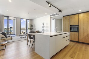 Apartamento luxo | Área de estar | Smart TV 55 polegadas com canais via satélite, TV, Netflix