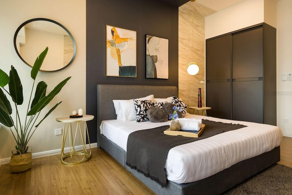 Um quarto moderno com cama, mesas de cabeceira, espelho, obras de arte e um guarda-roupa.