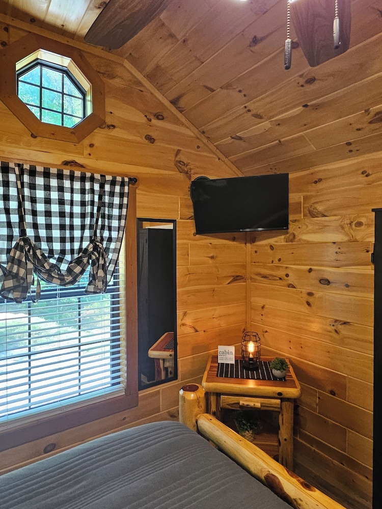 Tiny Hideaway Cabin mins. from Downtown Bryson City and Deep Creek ...