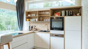 Apartamento | Cozinha privada | Uma placa de cozinha, uma cafeteira/bule, uma cadeira de bebé