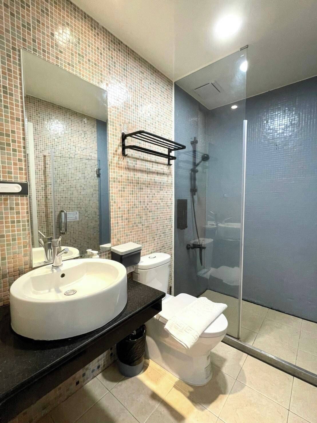 Quarto casal luxo, 1 quarto, sacada, vista para a baía | Banheiro | Chuveiro, produtos de toalete biodegradáveis, secador de cabelo 