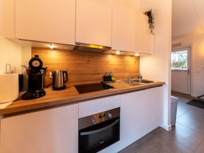 Casa | Cozinha privada | Um micro-ondas, uma máquina de lavar louça