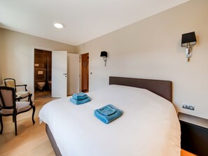 Casa | 8 quartos, com mobília individualizada, ferro/tábua de engomar 