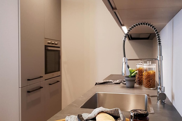 Apartamento Empresarial | Cozinha privada | Um frigorífico, um micro-ondas, um forno, uma placa de cozinha