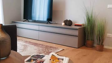 Apartamento conforto | Área de estar | Smart TV 55 polegadas com canais digitais