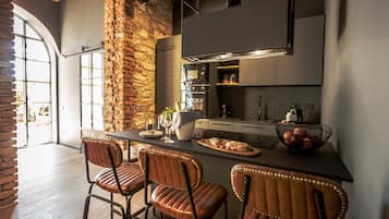 Apartamento luxo | Cozinha privada | Geladeira, micro-ondas, fogão, cooktop