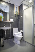 Quarto casal básico | Banheiro | Chuveiro, secador de cabelo, toalhas de banho 