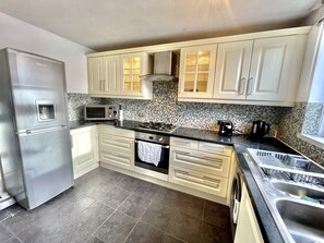 Casa conforto | Cozinha privada | Geladeira grande, micro-ondas, fogão, cooktop