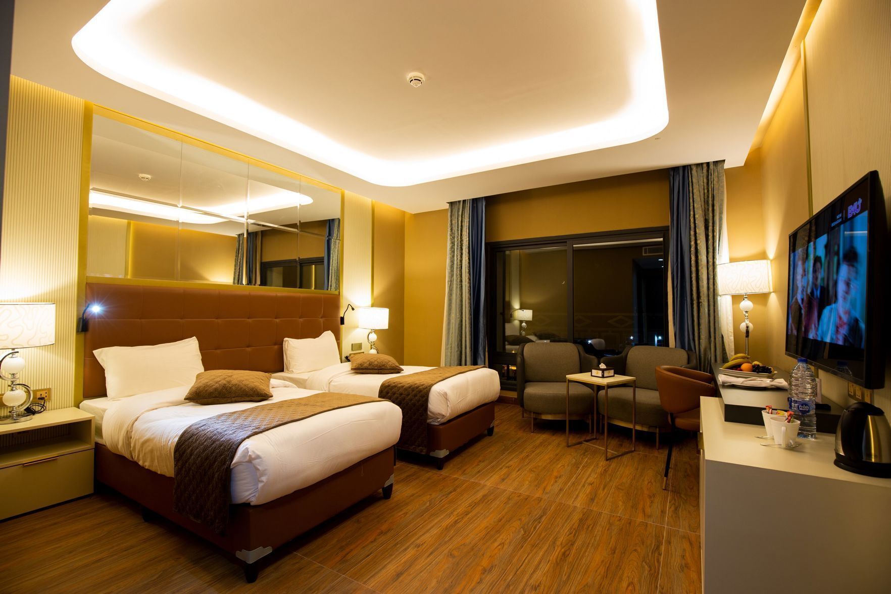 Roupa de alta qualidade, minibar, cofre no quarto 