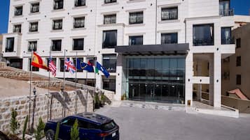 Fachada do alojamento (tarde/noite)