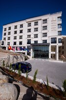 Fachada do alojamento (tarde/noite)