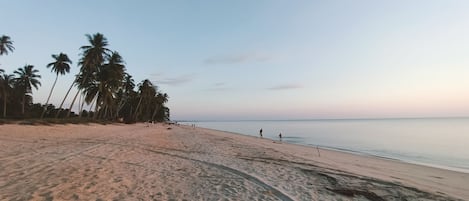 Na praia, praia de areia branca