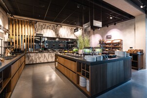 Pequeno-almoço self-service diário (25 EUR por pessoa) 