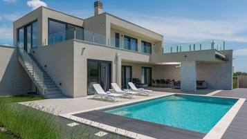 Villa | Piscina | Piscina interior, piscina exterior