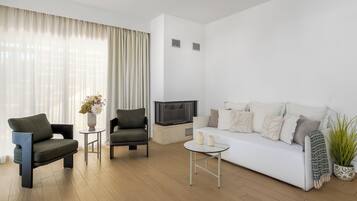 Apartamento família | Área de estar | TV de tela plana 40 polegadas com canais a cabo, TV, Netflix