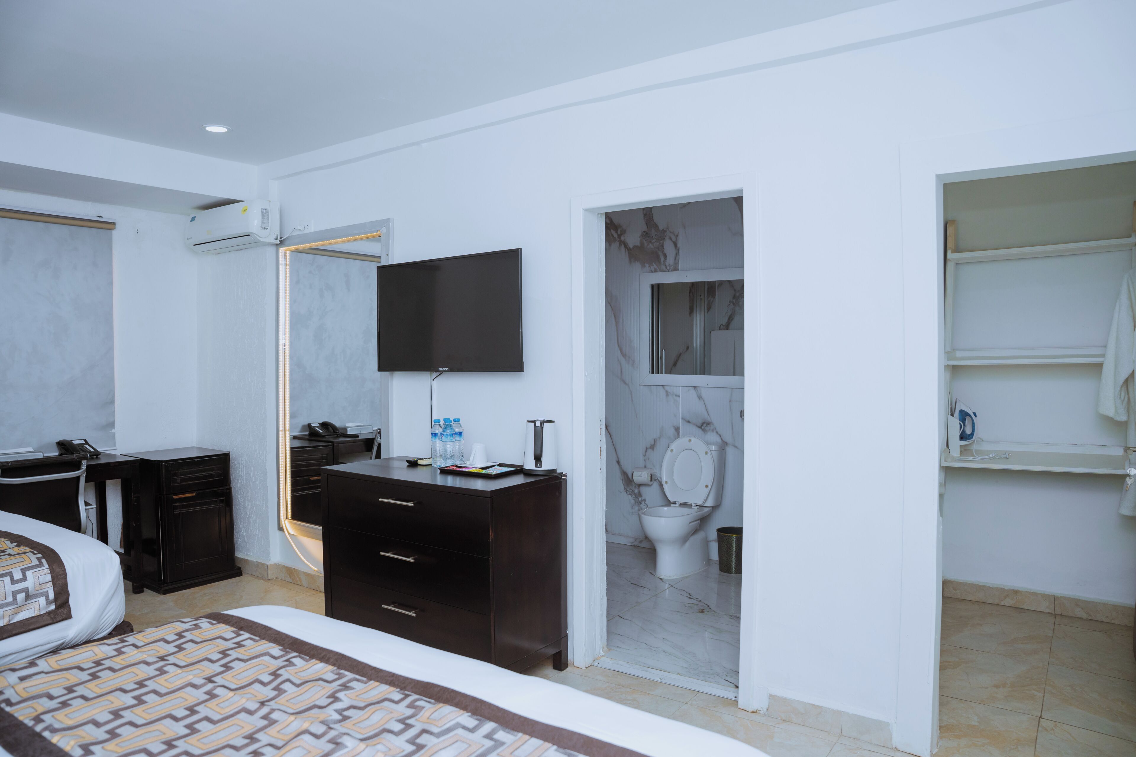 Quarto casal ou duplo luxo, 2 camas Queen, vista para o pátio | Roupas de cama premium, edredons de pluma, escrivaninha