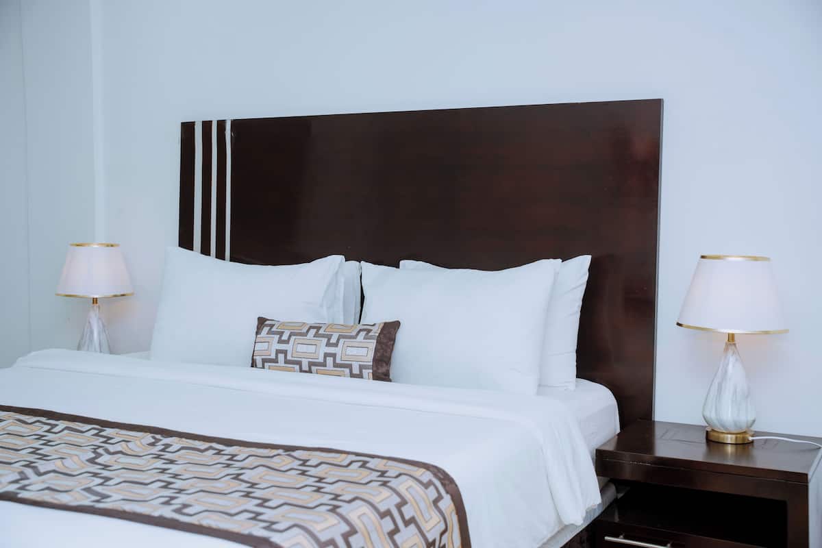 Quarto econômico, 1 quarto | Roupas de cama premium, edredons de pluma, escrivaninha