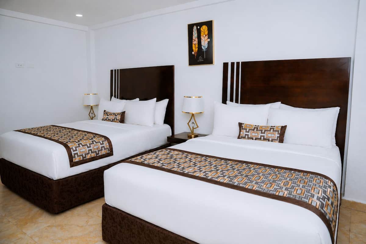 Quarto casal ou duplo luxo, 2 camas Queen, vista para o pátio | Roupas de cama premium, edredons de pluma, escrivaninha