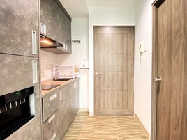 Apartamento Deluxe | Cozinha privada | Um frigorífico/congelador grande, uma placa de cozinha