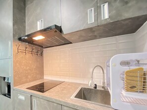 Apartamento luxo | Cozinha privada | Geladeira grande, cooktop, panela elétrica de arroz