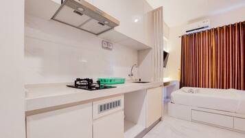 Apartamento luxo | Cozinha privada | Geladeira grande, cooktop, panela elétrica de arroz