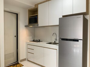 Apartamento Deluxe | Cozinha privada | Um frigorífico/congelador grande, um micro-ondas, uma placa de cozinha