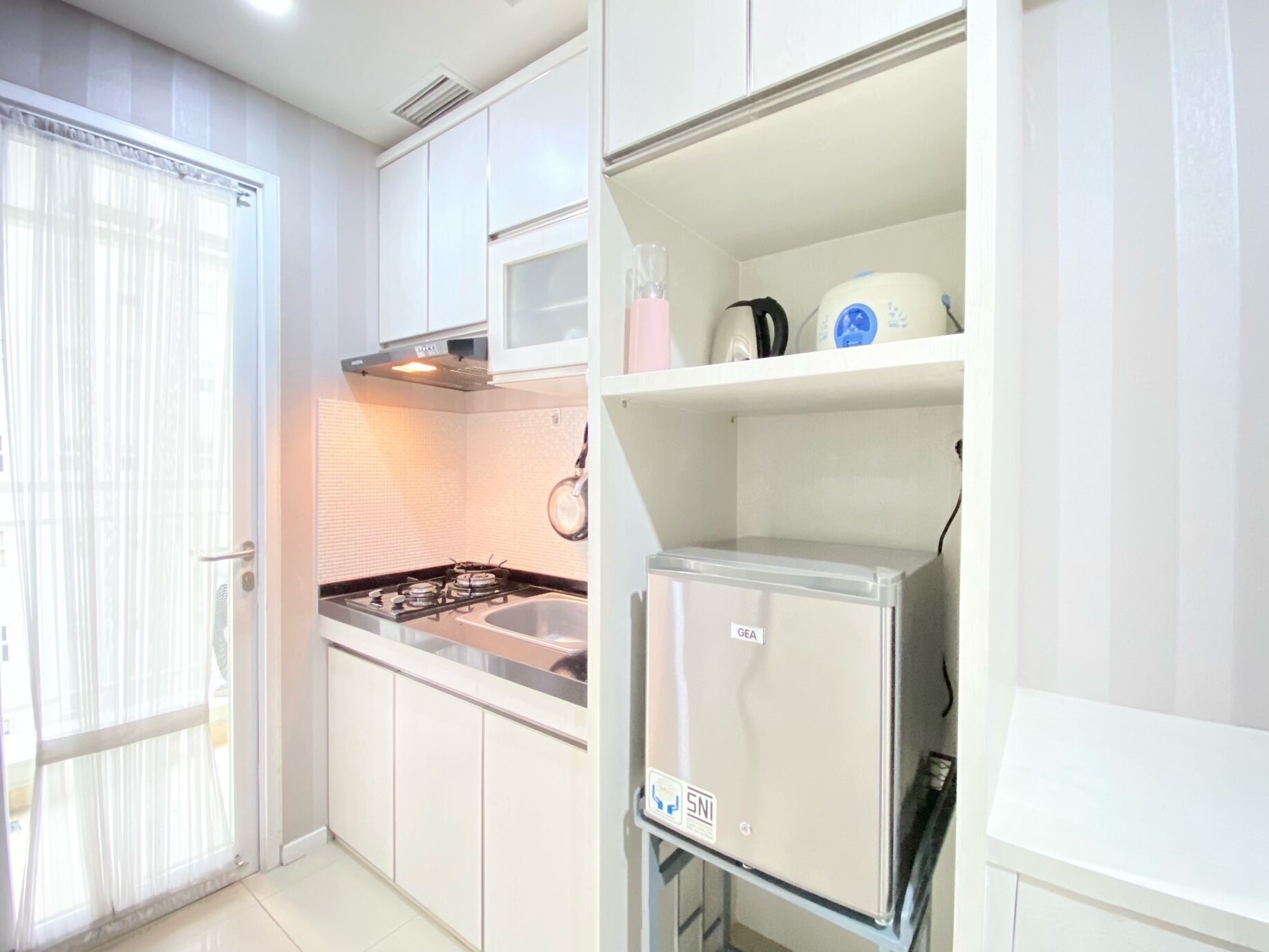 Apartamento Deluxe | Cozinha privada | Um frigorífico/congelador grande, uma placa de cozinha 