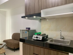 Apartamento Deluxe | Cozinha privada | Um frigorífico/congelador grande, uma placa de cozinha 