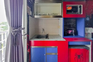 Apartamento Deluxe | Cozinha privada | Um frigorífico/congelador grande, uma placa de cozinha