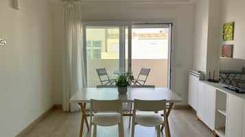 Apartamento conforto | Área de estar | TV de tela plana 41 polegadas com canais digitais, TV