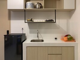 Apartamento Deluxe | Cozinha privada | Um frigorífico/congelador grande, uma placa de cozinha 