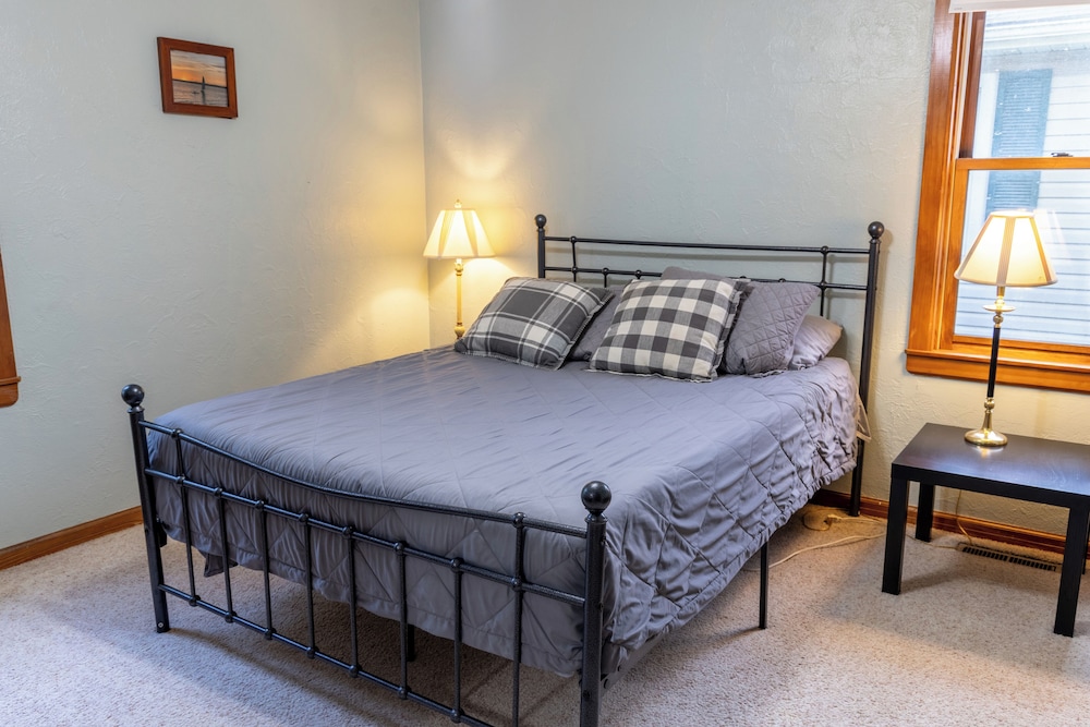 Quaint Home In Oak Hill, Conveniently Located. - Hilltop, WV