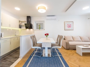 Apartamento | Cozinha privada | Geladeira, micro-ondas, fogão, cooktop