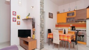 Apartamento | Cozinha privada | Uma cafeteira/bule, um frigorífico, um forno, uma placa de cozinha 