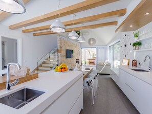 Vila | Cozinha privada | Geladeira, micro-ondas, fogão, cooktop
