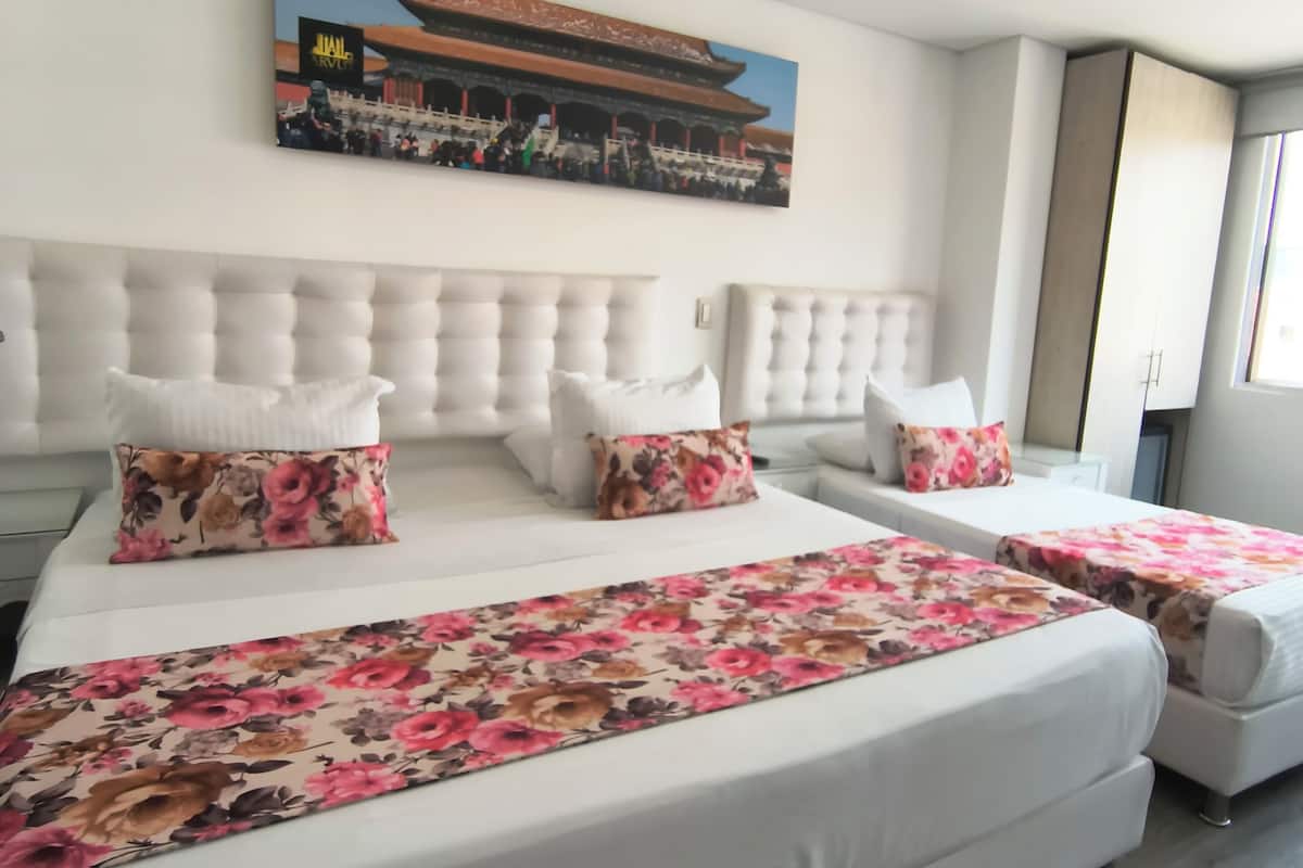 Quarto Triplo Superior | Camas de colchão pillowtop, cofre no quarto, secretária