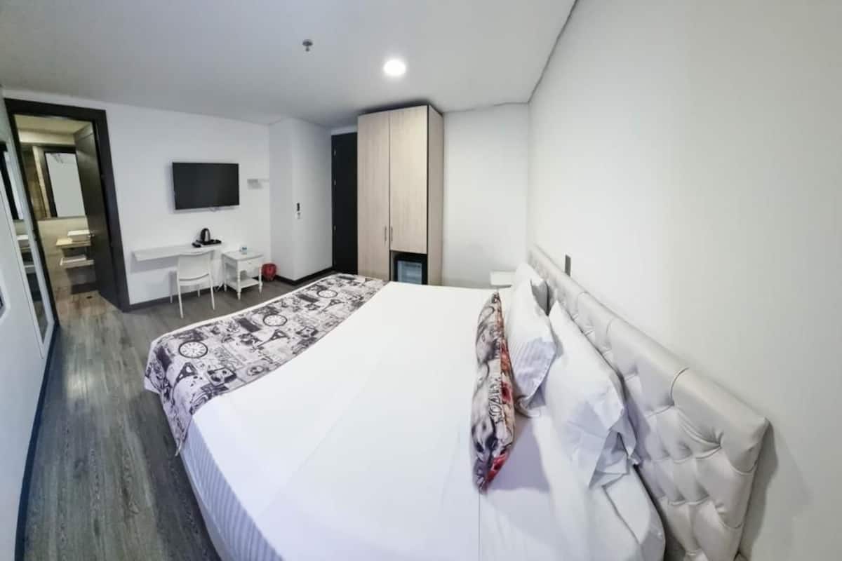 Camas de colchão pillowtop, cofre no quarto, secretária