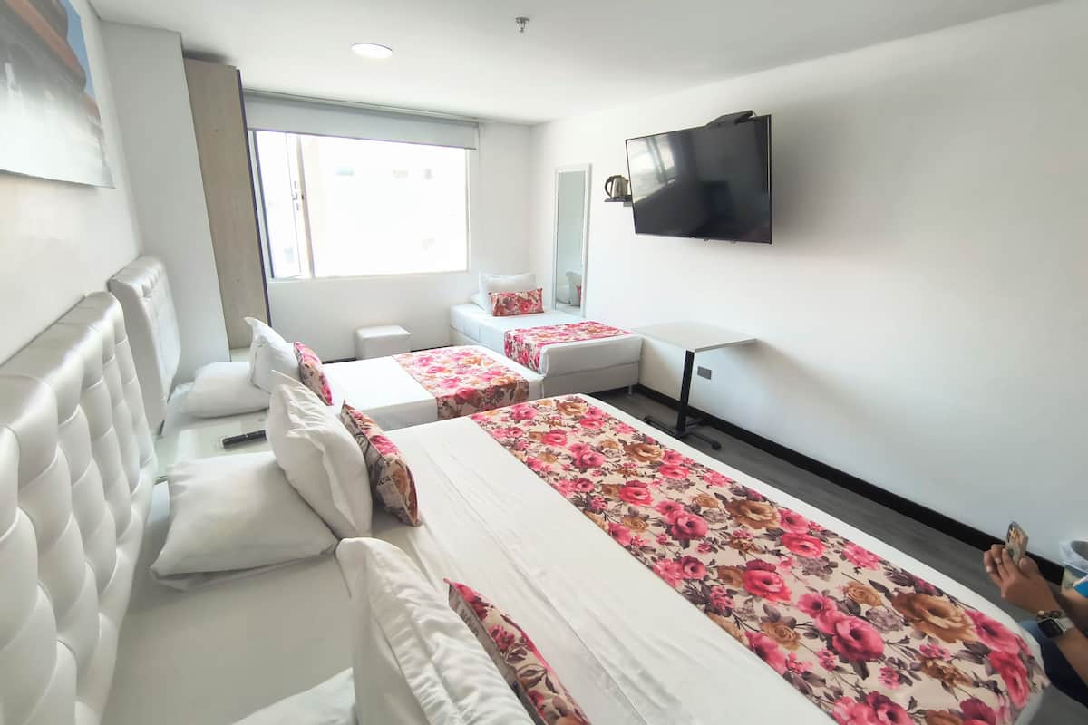 Quarto Quádruplo Familiar | Camas de colchão pillowtop, cofre no quarto, secretária