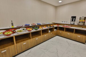 Café da manhã com buffet grátis todos os dias