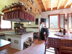 Casa | Cozinha privada | Uma cadeira de bebé 