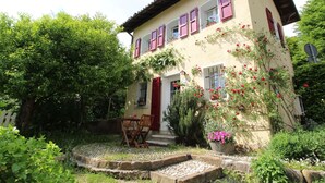 Uma casa de dois andares com um jardim.