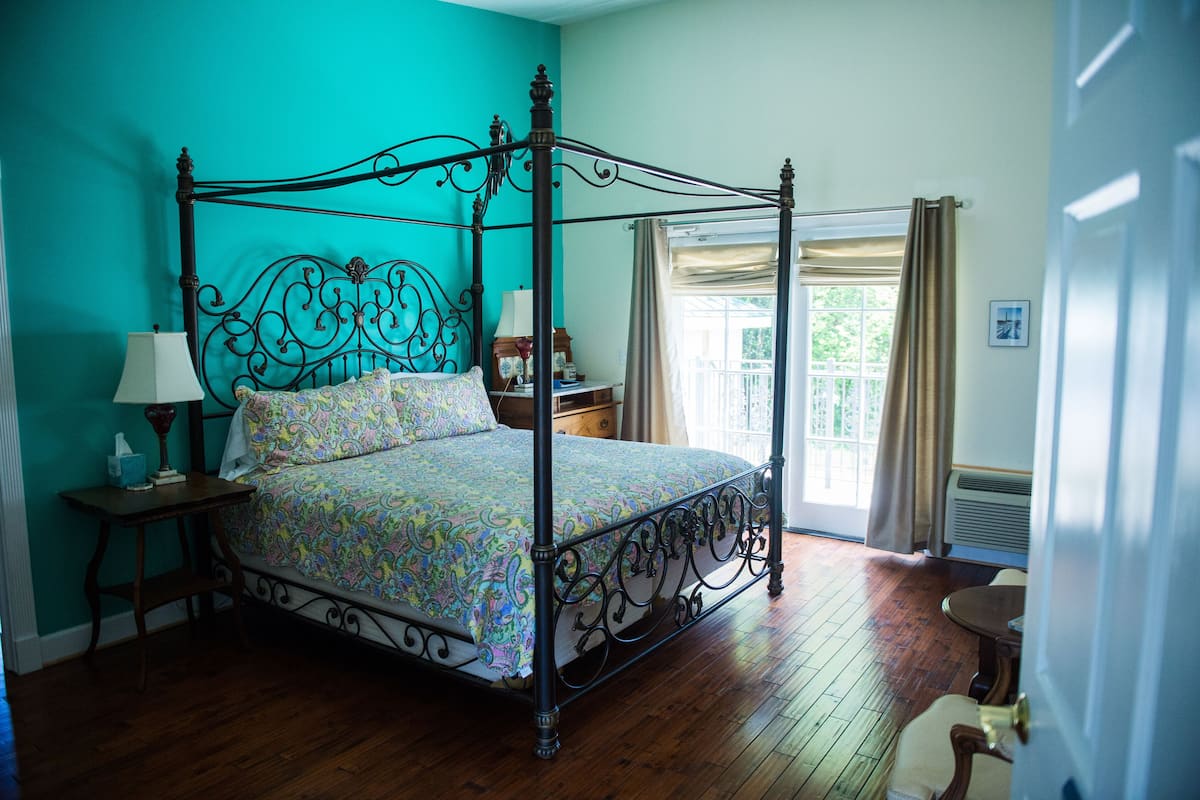 Hen Room | Casa de banho | Banheira de água mineral, um chuveiro fixo, um secador de cabelo
