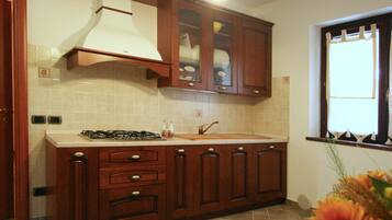 Vila | Cozinha privada | Chaleira elétrica, cadeirão de bebê